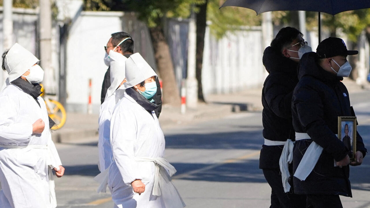 China pone fin a la cuarentena para viajeros tras dos años de pandemia de Covid-19